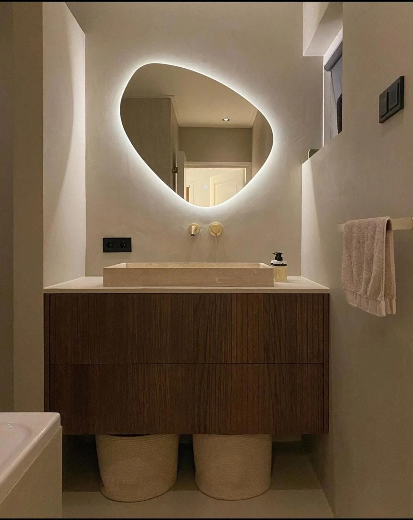 Asymmetrical Class B Backlit Mirror 3 Lights Integrated Asymmetrical Class B Backlit Mirror 3 Lights Integrated
